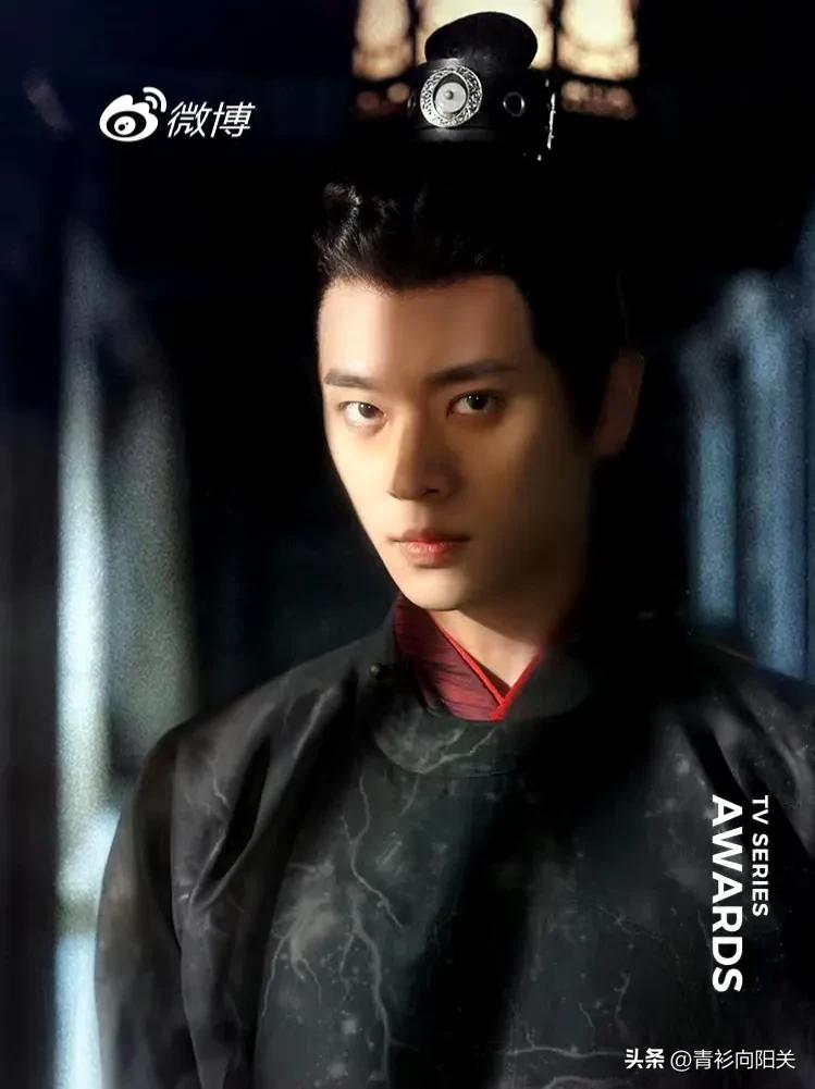 After "Xu Yan" became popular, Cheng Lei holds 2 ancient puppet male ...