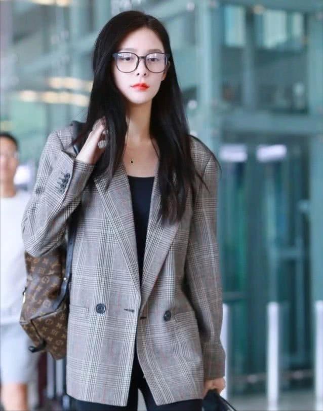 Fu Jing is really good-looking, with a checkered suit jacket and ...