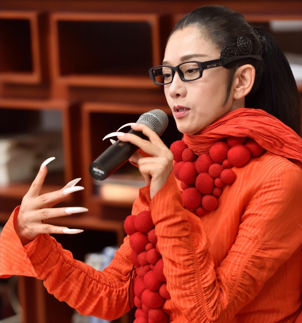 For 30 years, she only ate petals and relied on a male assistant to ...