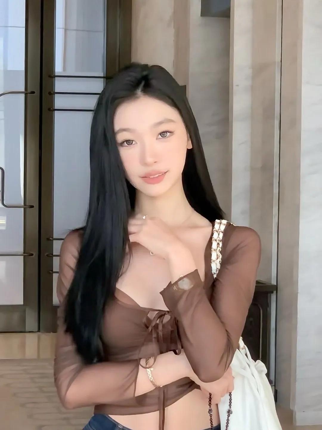 Yi Mengling White skin and beautiful long legs - iMedia