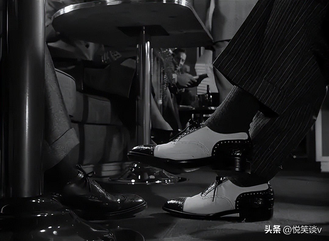 The suspense setting and charming mirror language in the film noir ...