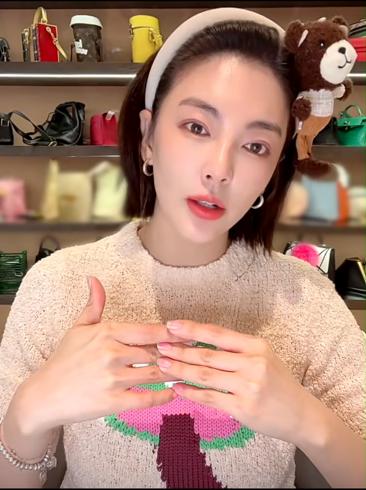 Zhang Yuqi inadvertently posted the whole ranking card package, dozens of sizes, after the ...