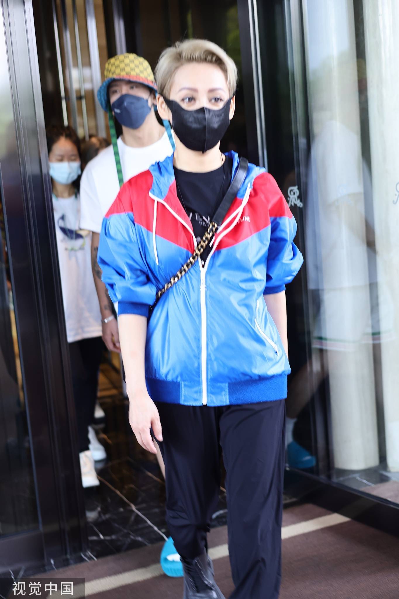 47-year-old Coco Li dances and shows off her hips - iNEWS