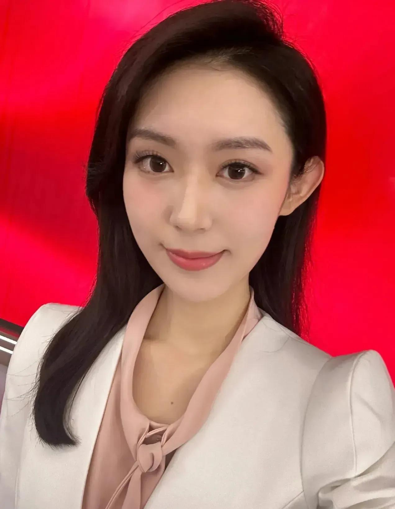 Sichuan Satellite TV beauty host Wu Ziyu - iNEWS