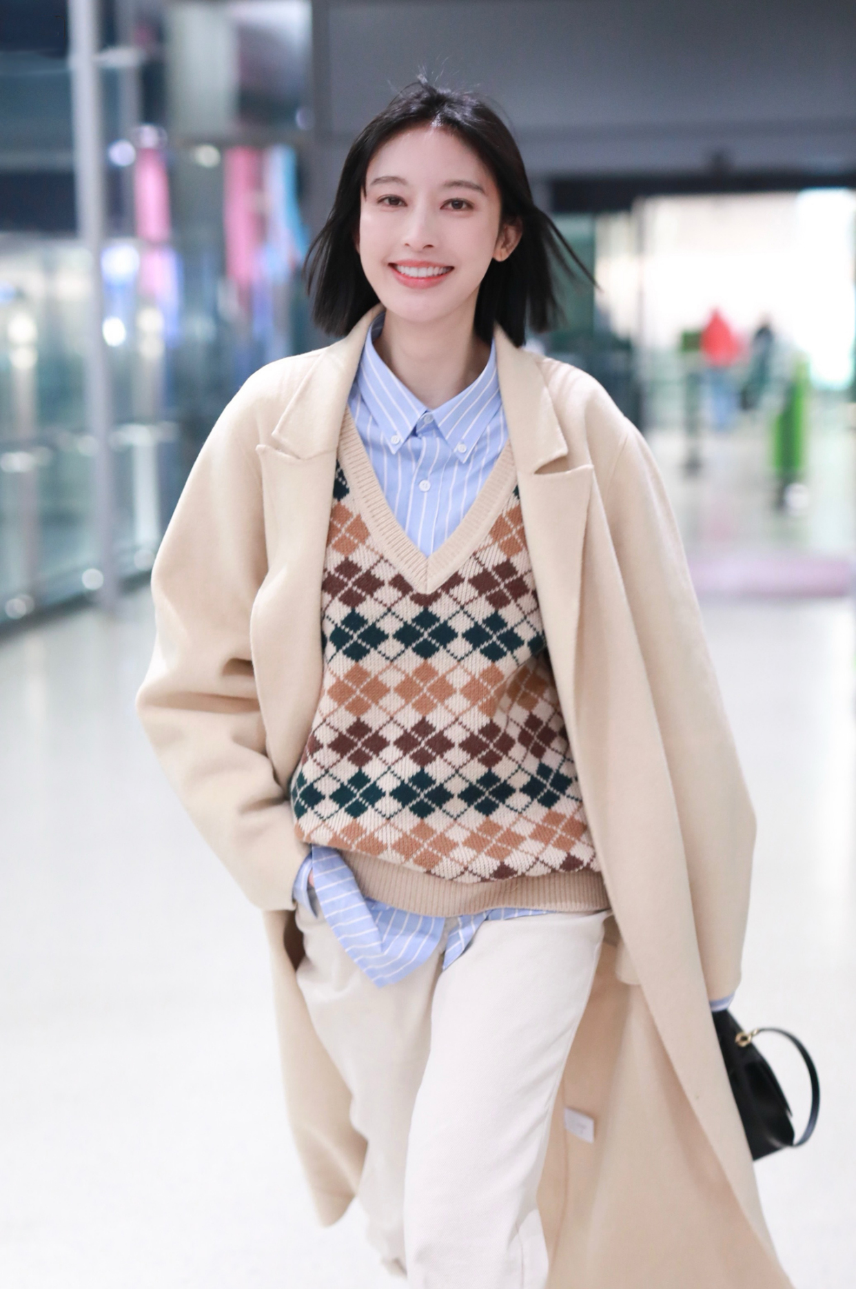 Zhang Li's "big scale" is graceful and charming, and her hot body cannot be hidden. - iNEWS