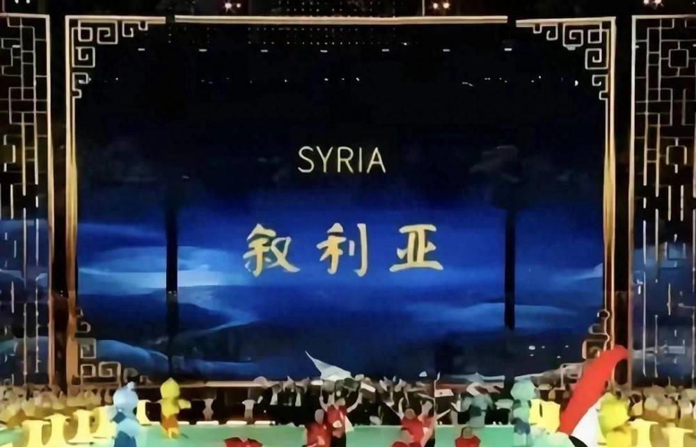 The beautiful bodyguard of the Syrian lady became popular. She ...