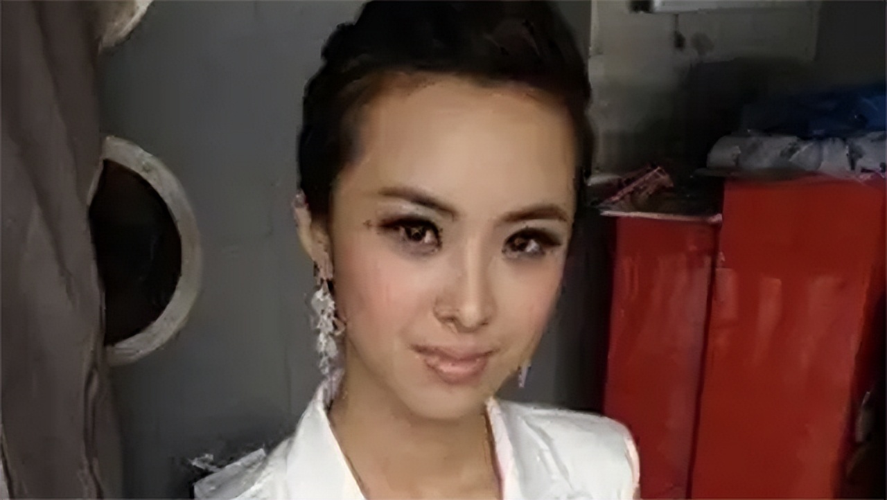 In 2013, 24-year-old Wang Mengmeng married 42-year-old Cheng Lei. Her husband was diagnosed with ...