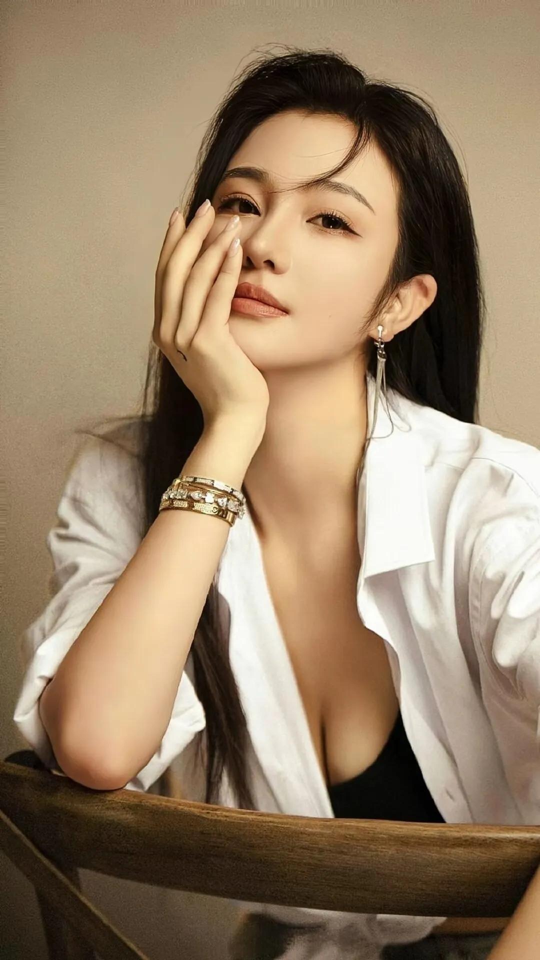 Gui Jingjing: Sexy and charming, beauty and figure coexist, who can stand up to such a goddess ...