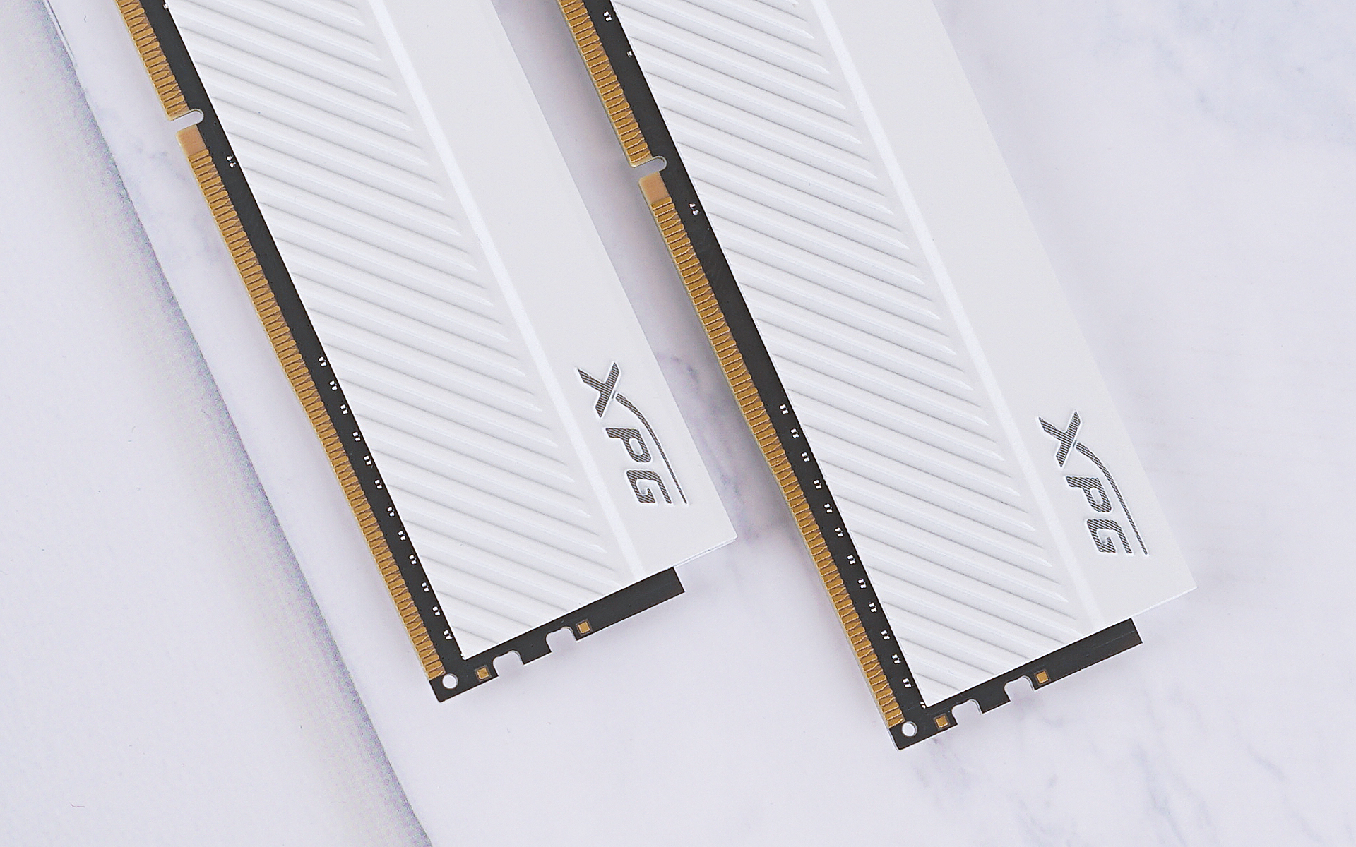 Both appearance and performance!XPG Veyron D45 Glaze White Memory Stick ...