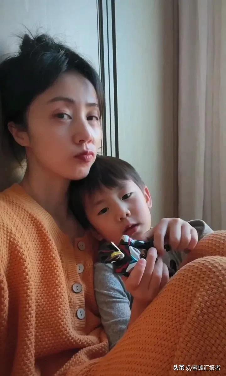 Tang Xiaotian hugs the red-haired girl, Ma Guoming and Tang Luowen are ...