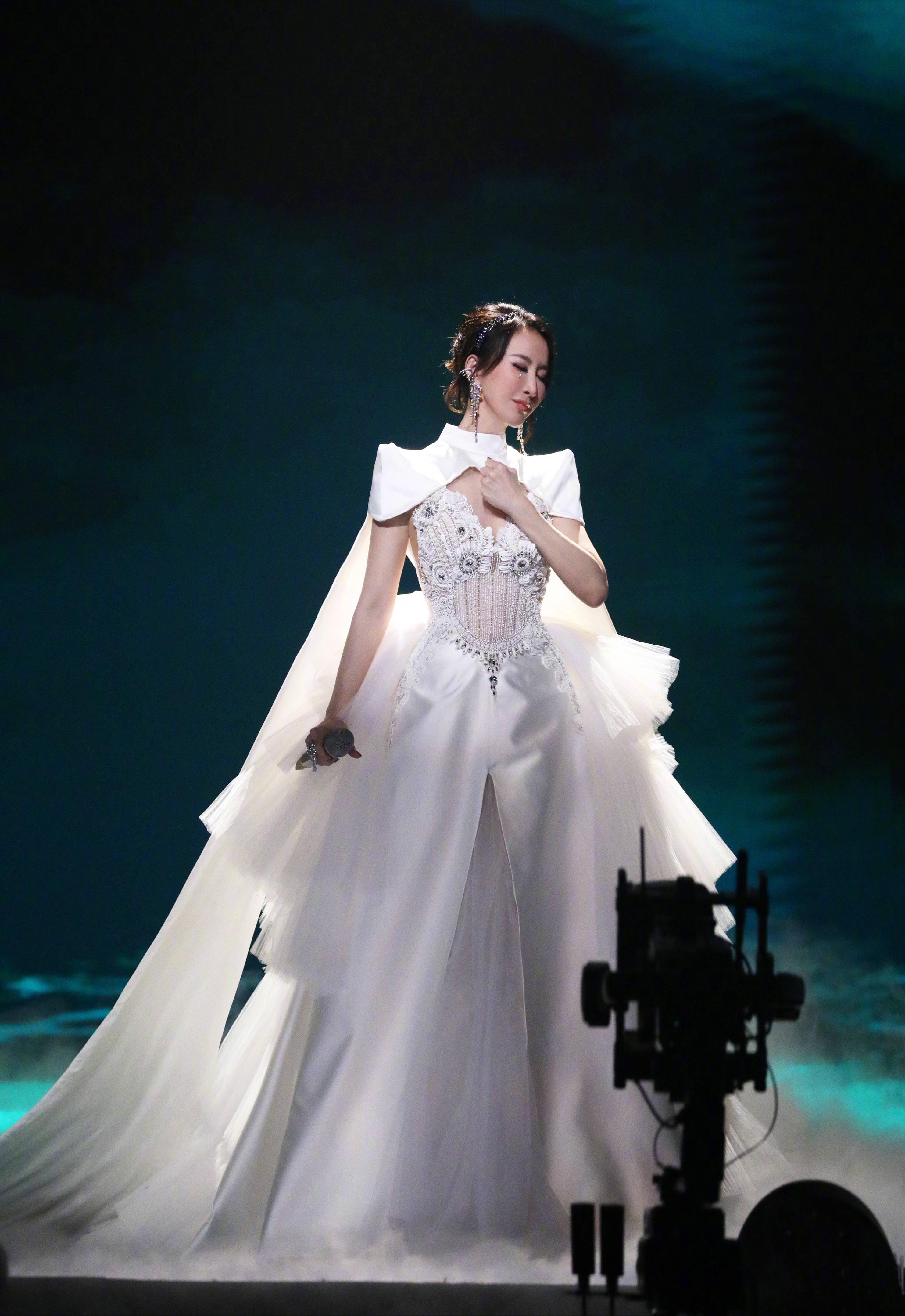 Coco Lee's hundreds of precious dresses were intercepted by her husband ...