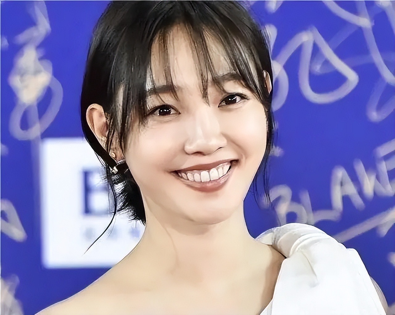 The buttons of Bai Baihe's jacket suddenly burst open, and the scenery ...