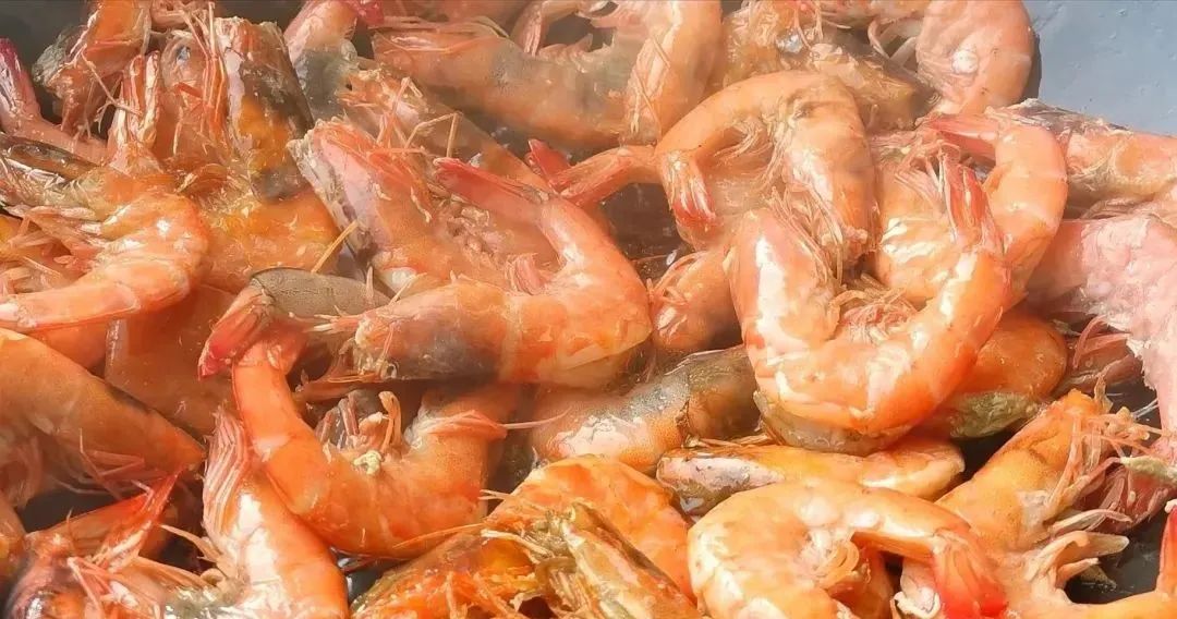 Braised prawns are crispy on the outside and tender on the inside. You ...