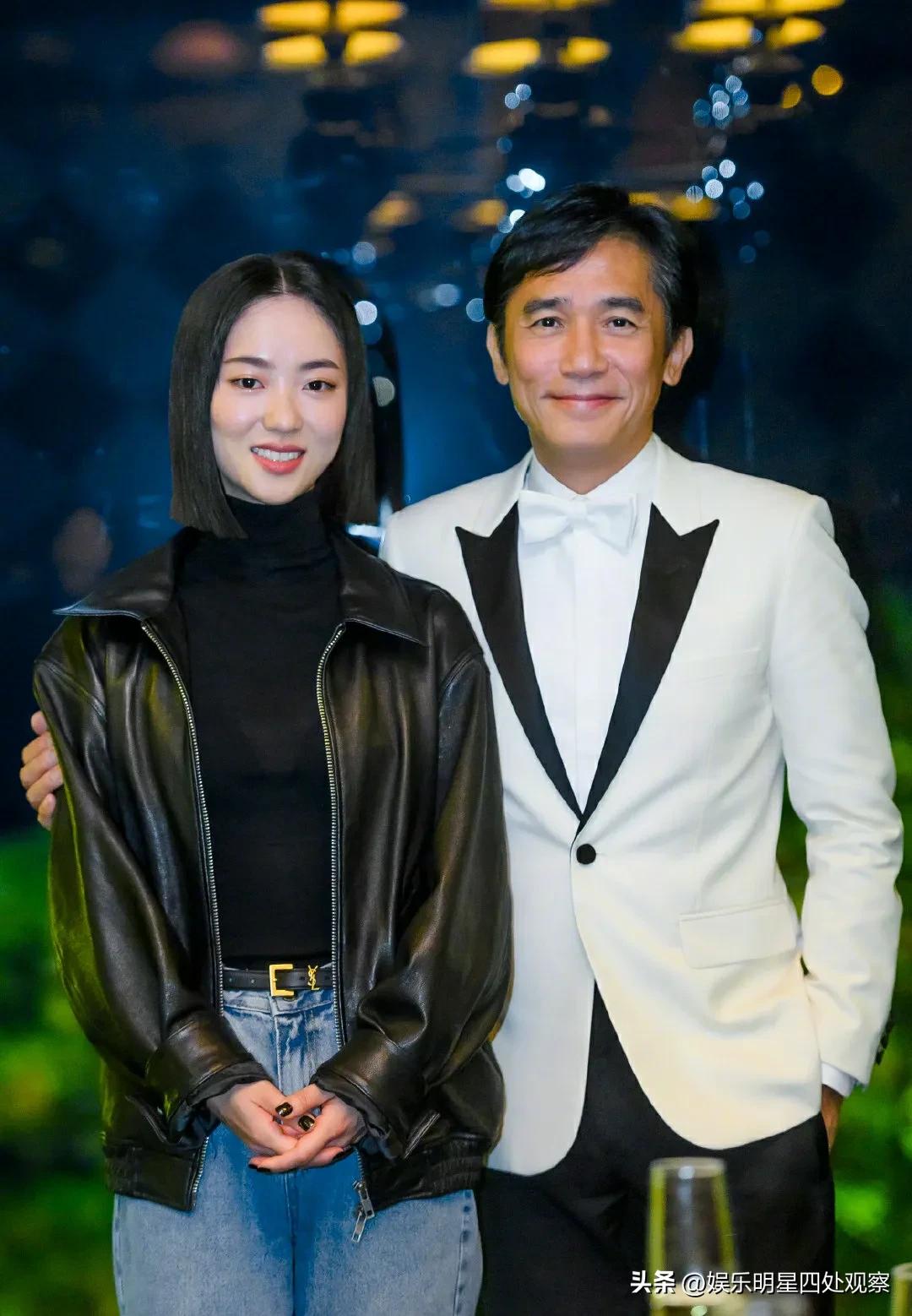 Carina Lau and Tony Leung were photographed at the exhibition in Seoul ...