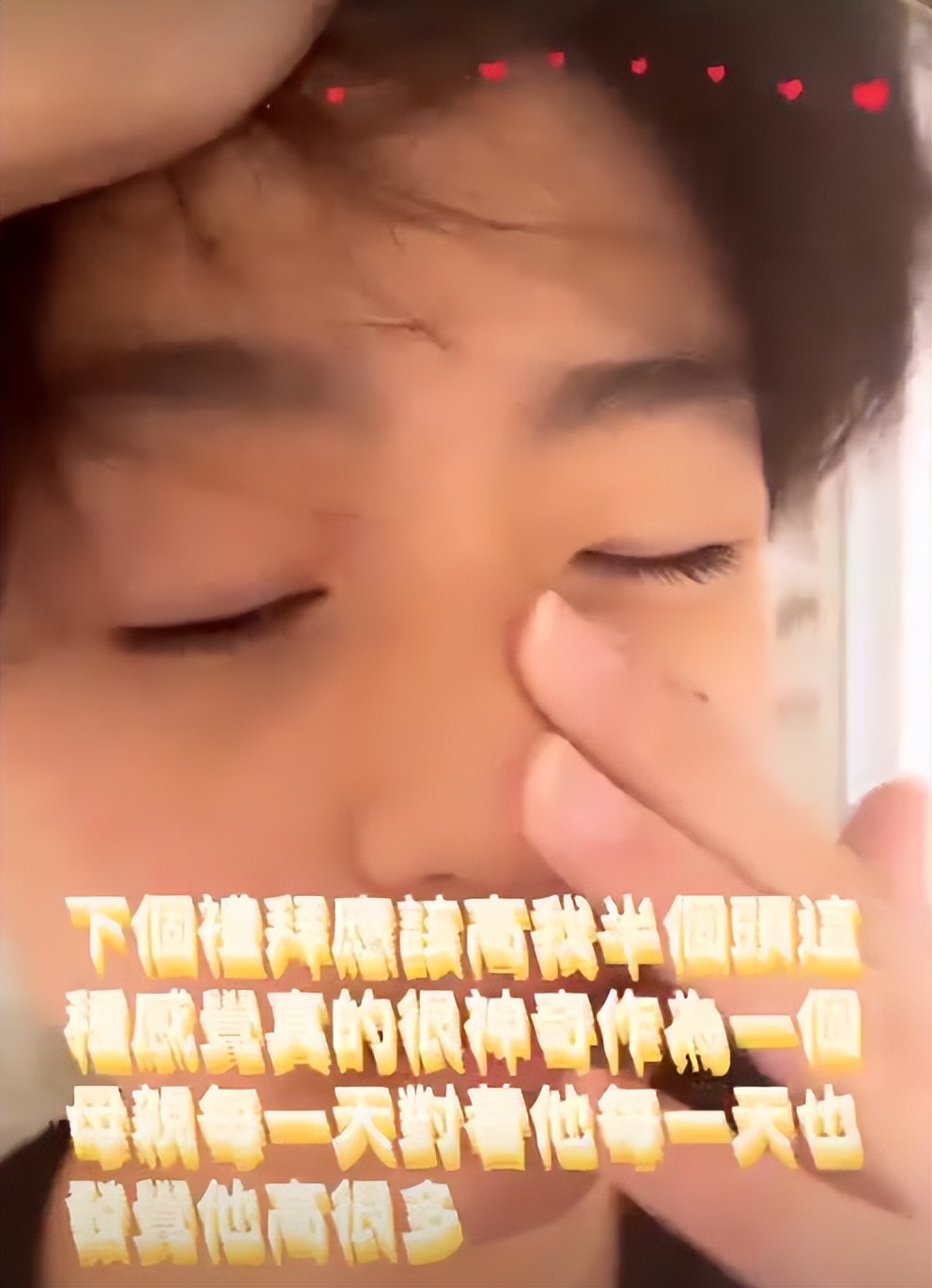 Cecilia Cheung measures Quintus' height, the handsome guy just woke up ...