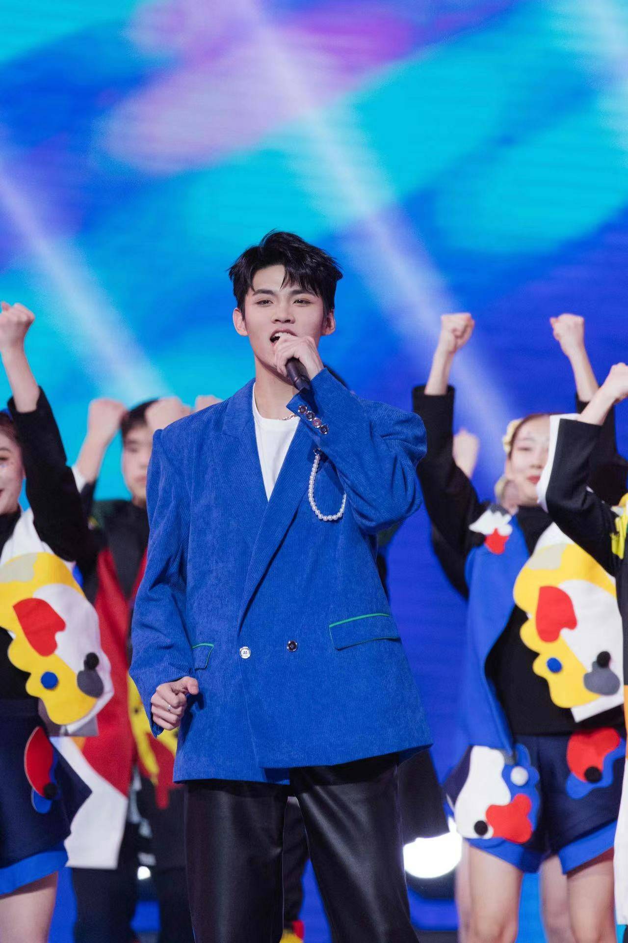 Zhou Yichen made his debut on the stage of the Beijing TV Spring ...