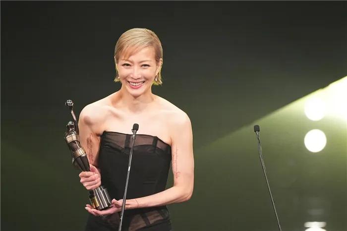 Sammi Cheng black dress with white high heels, domineering tattoos on ...
