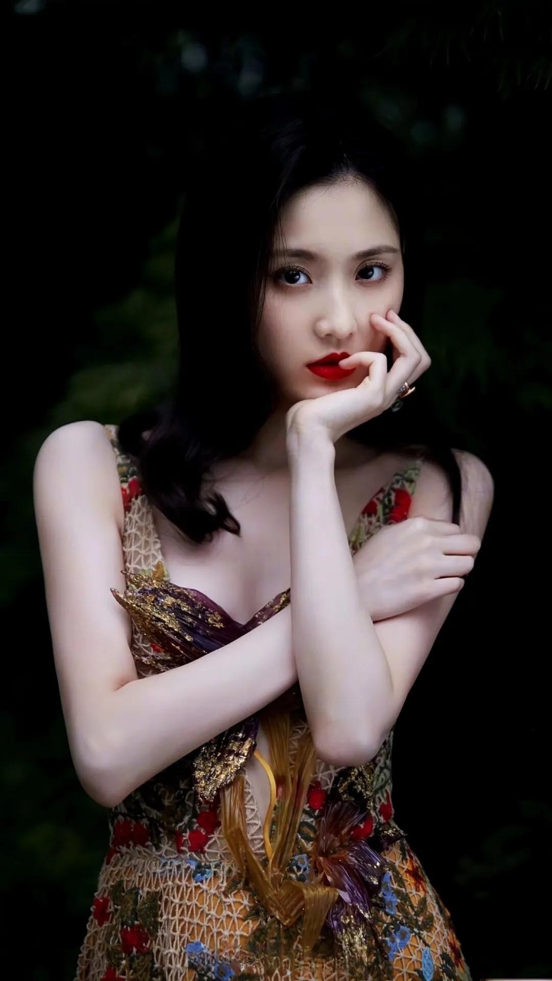 Zhang Huiwen: Elegant and charming, exquisite facial features, domineering lady figure, pure and ...