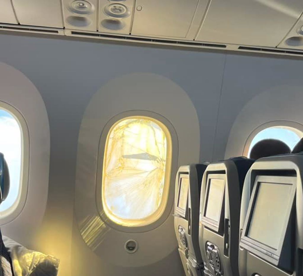 Halfway through the plane, the window burst into spider webs - iNEWS
