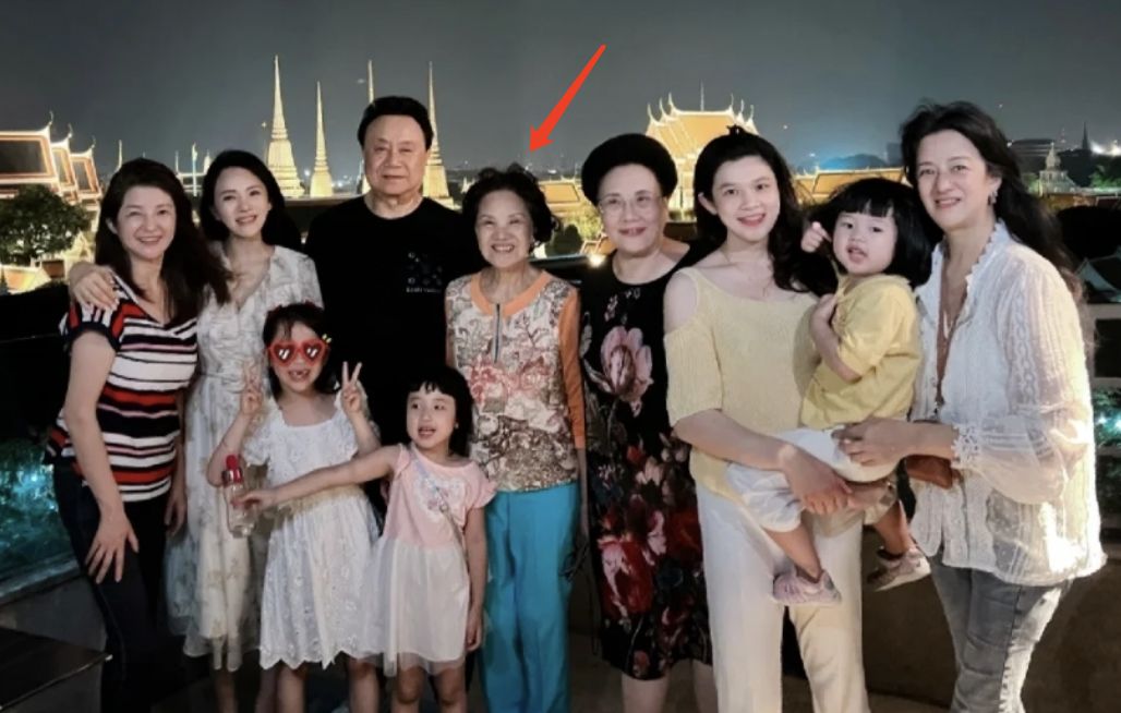 Yi Nengjing posted travel photos and accidentally exposed her daughter ...