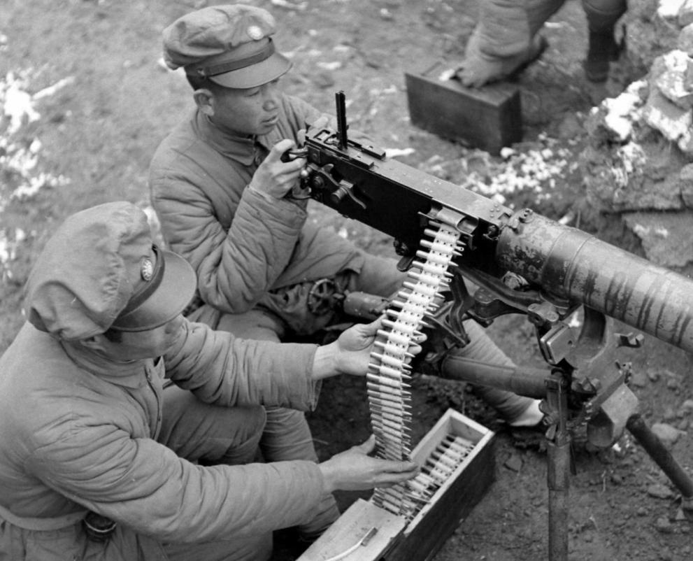 A high-end machine gun company, equipped with 8 heavy machine guns ...