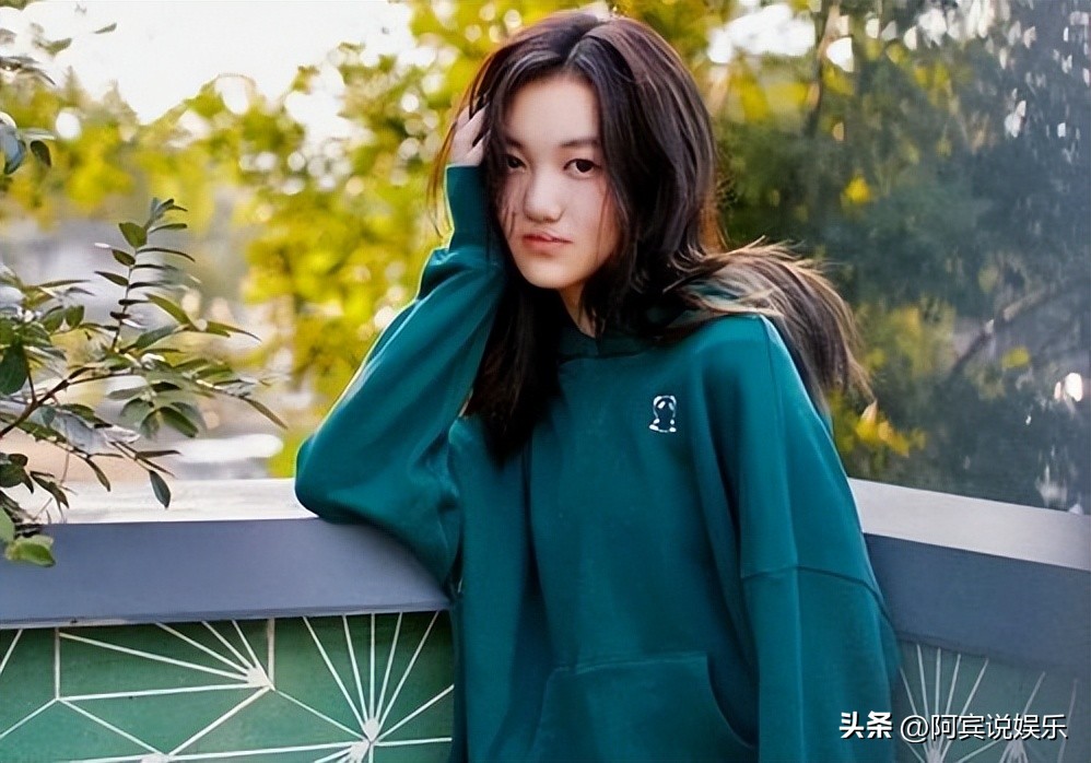 17-year-old Li Yan and Haiha Jinxi go shopping, wearing vests showing ...