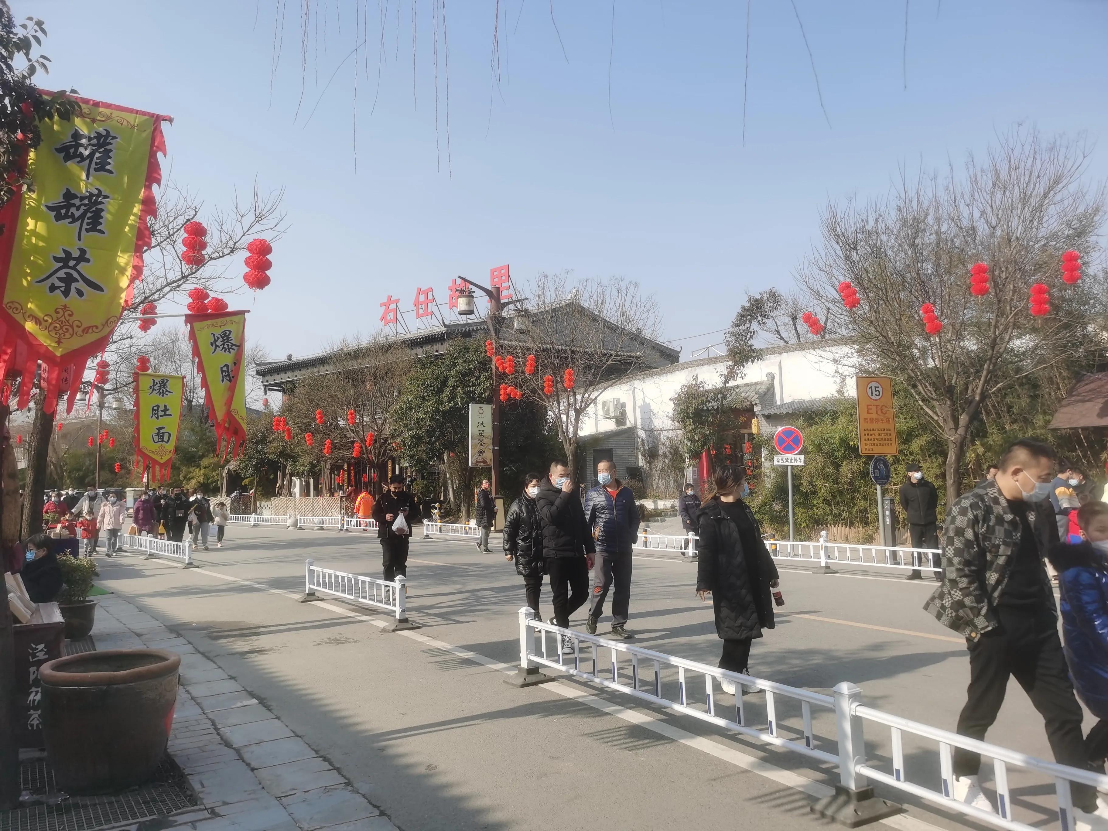 On the second day of the Chinese New Year, Fucha Town is crowded with ...