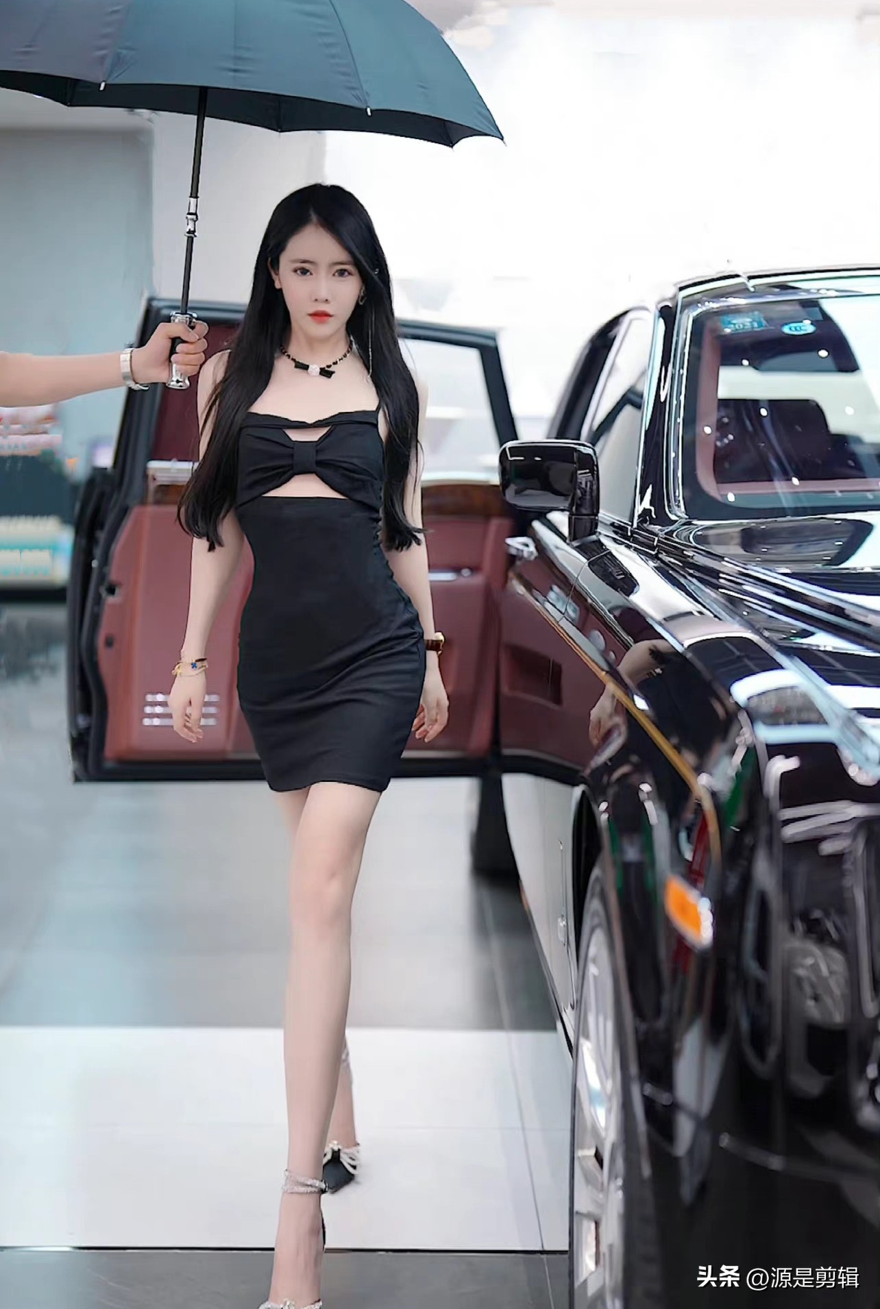 Beautiful photos of Jiang Yibing in a black dress - iNEWS
