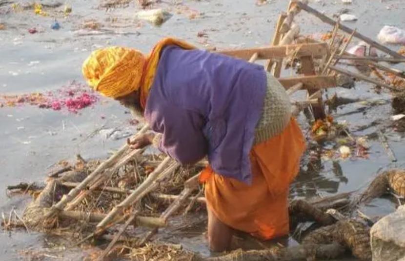 Does the Ganges River, where ashes and feces can be seen everywhere ...