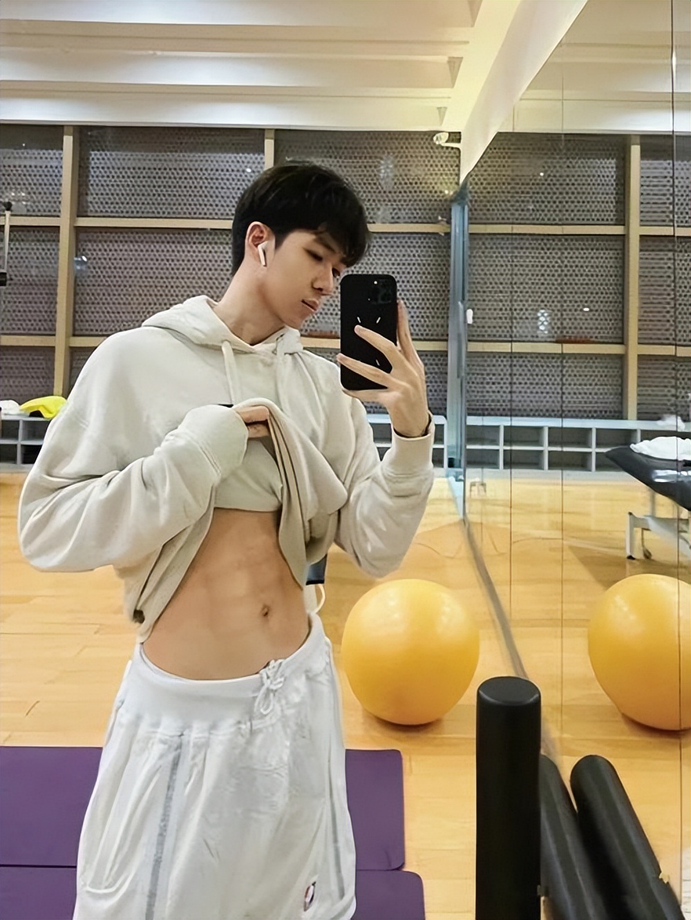 Asymmetric abs from hard work? This article will tell you the secret ...