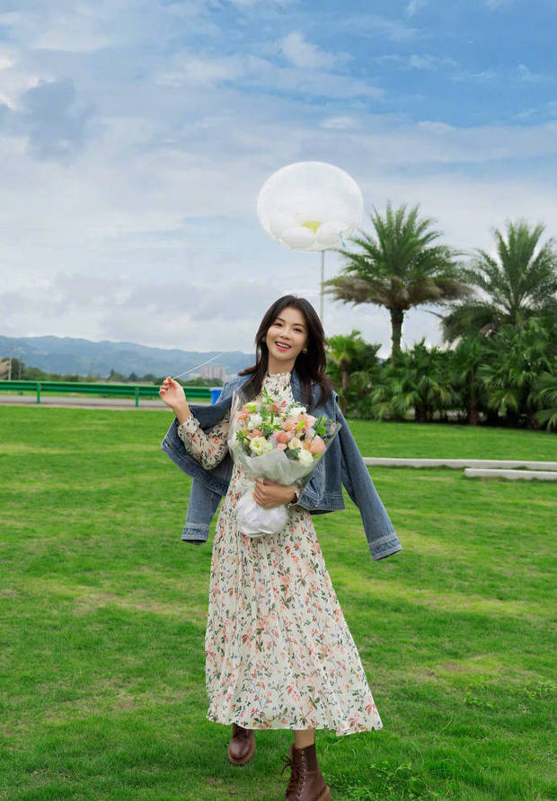 Liu Tao wears a floral skirt and a denim jacket with a gentle, generous ...