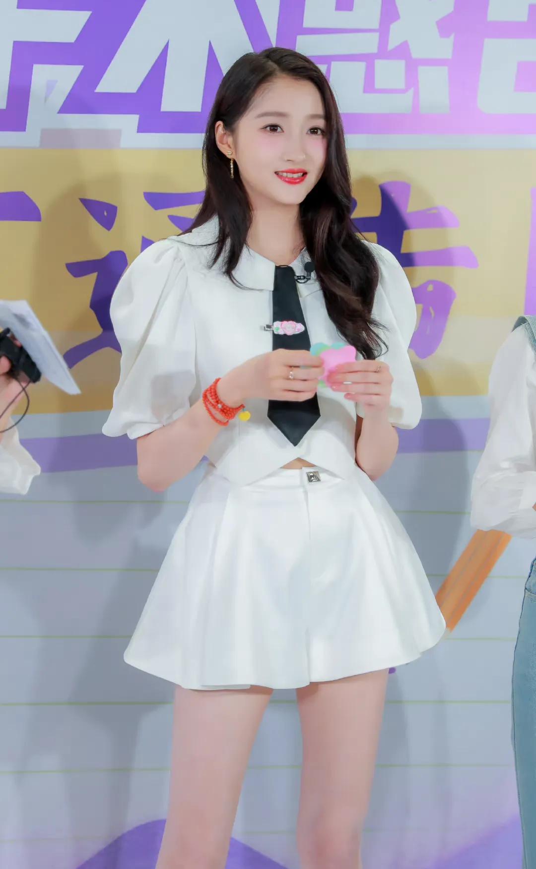 Guan Xiaotong's recent outfits - iNEWS