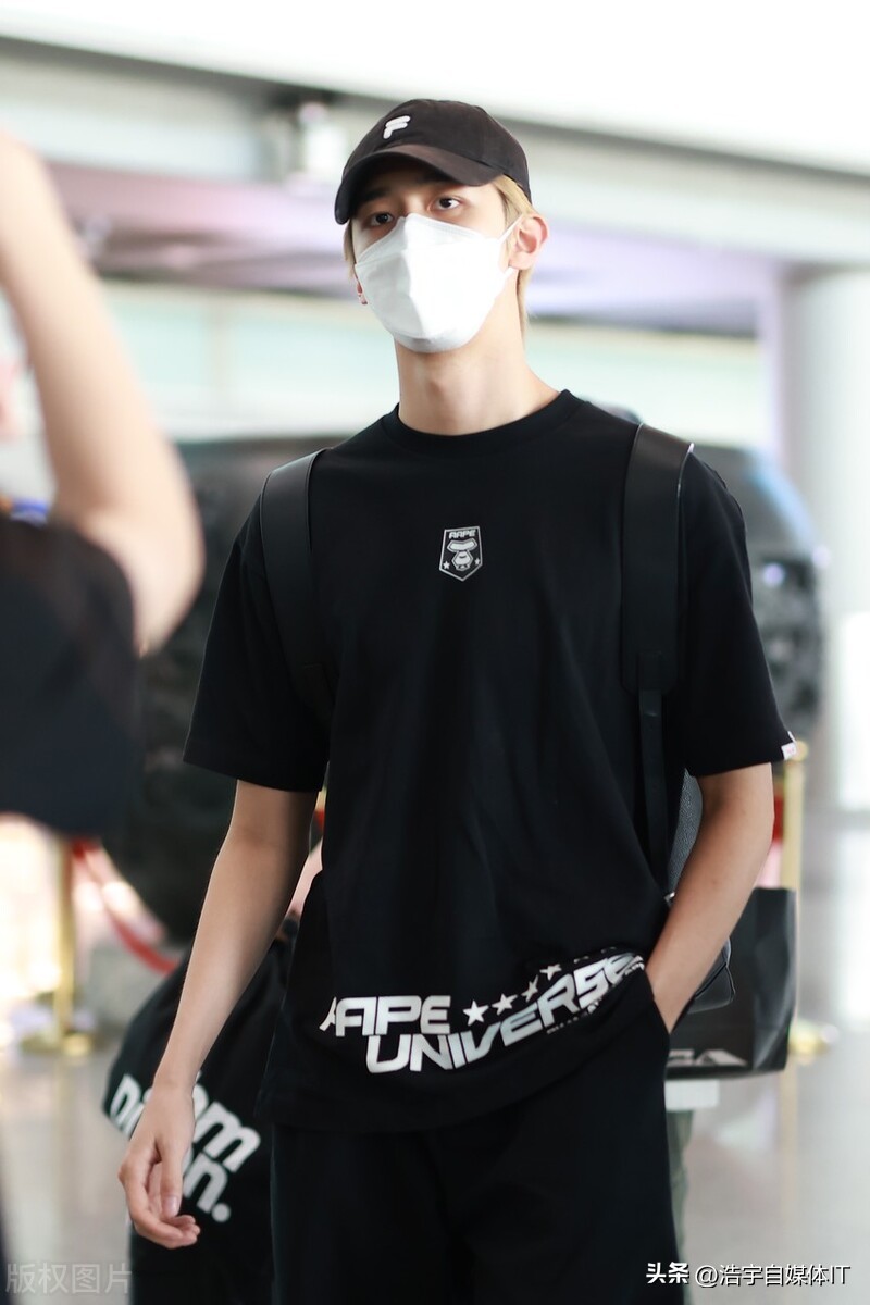 Zhao Rang with blonde hair and All Black attire appeared at Beijing ...