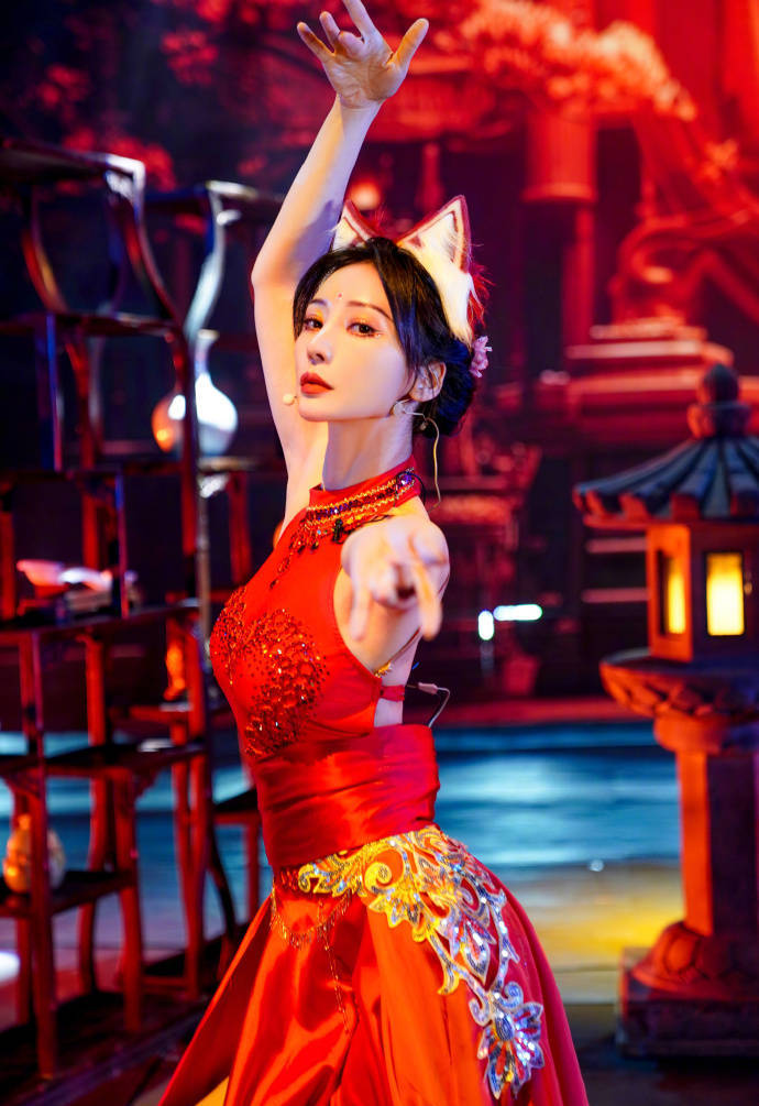 Liu Yan's stage photo, wearing a red dress and wearing fox ears as a ...