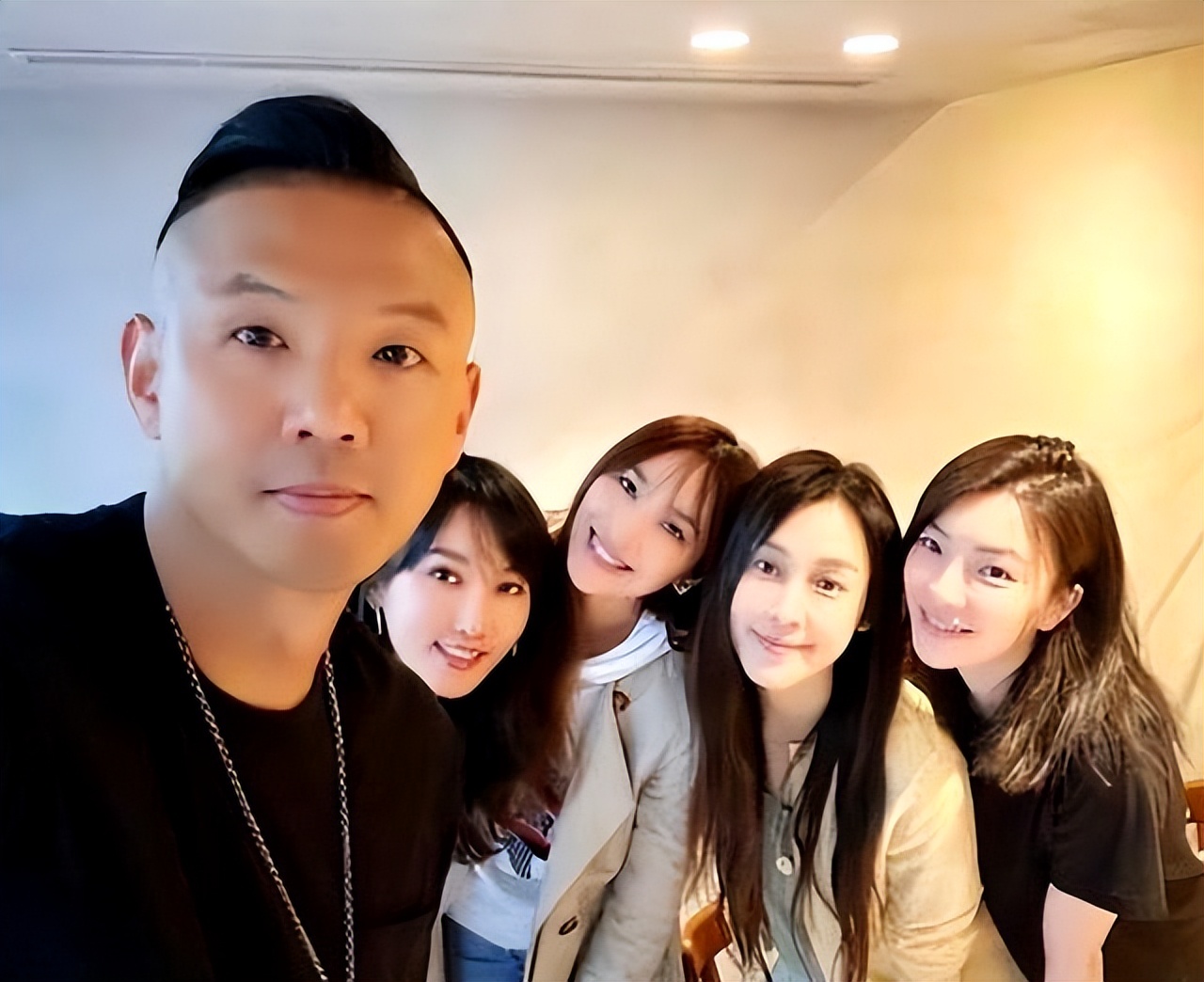 Pace Wu appeared in a luxury hotel in Saipan and spent sweet time with ...