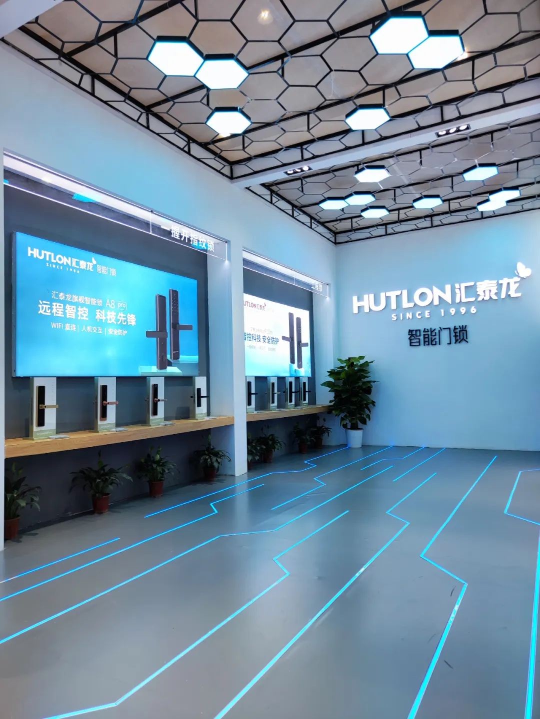 Huitailong smart door lock exhibition hall, with dozens of models in ...