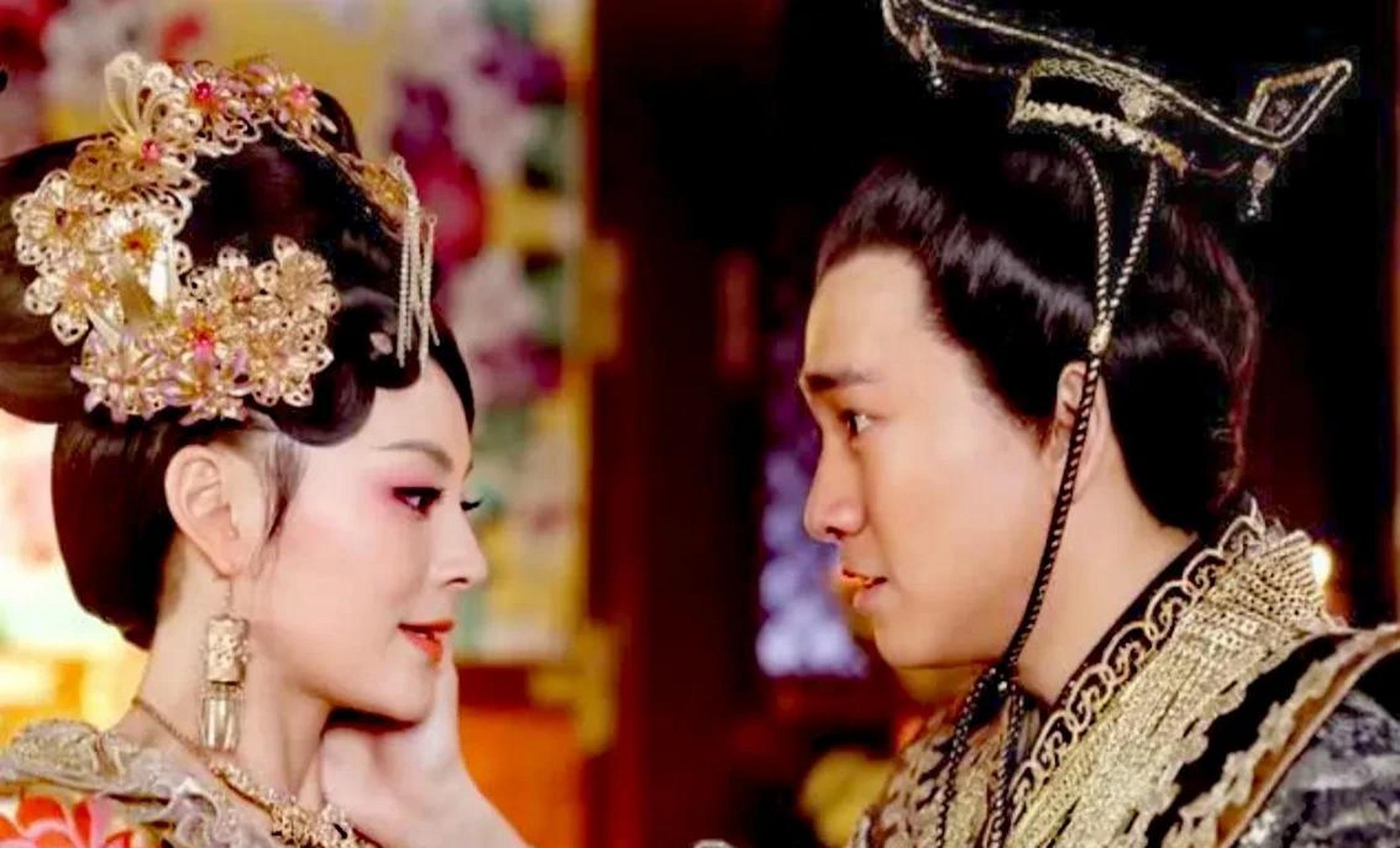 "Jade body is horizontally displayed" Feng Xiaolian was stripped naked for the minister to ...