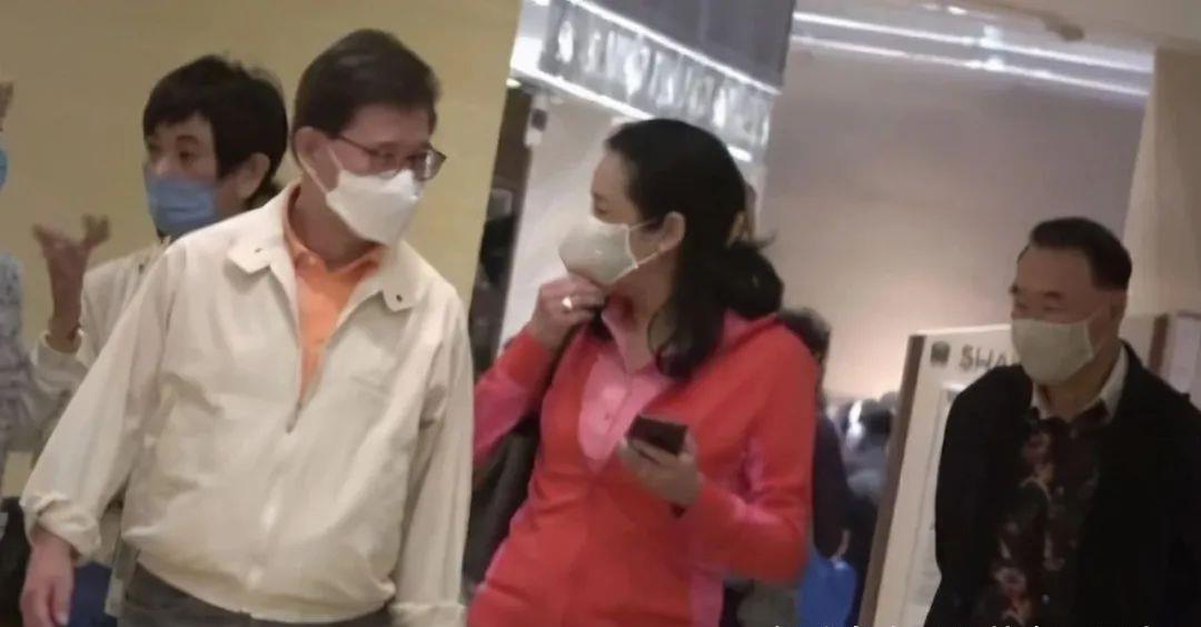 Guo Jingjing's mother-in-law wore pink tights to go shopping, 62-year ...