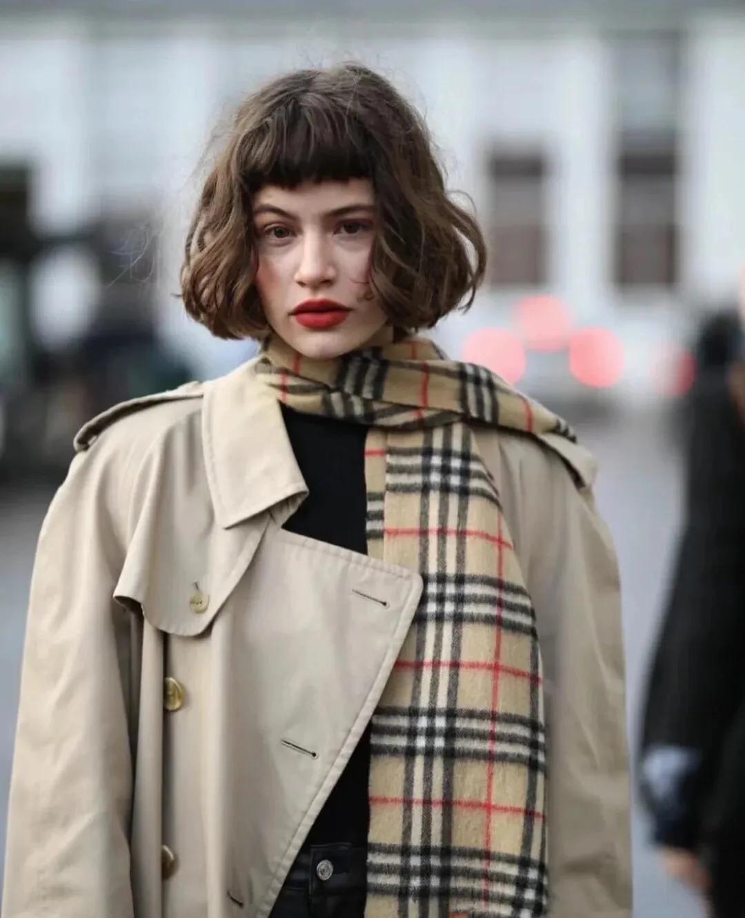 The representative of British style - Burberry (middle) - iNEWS
