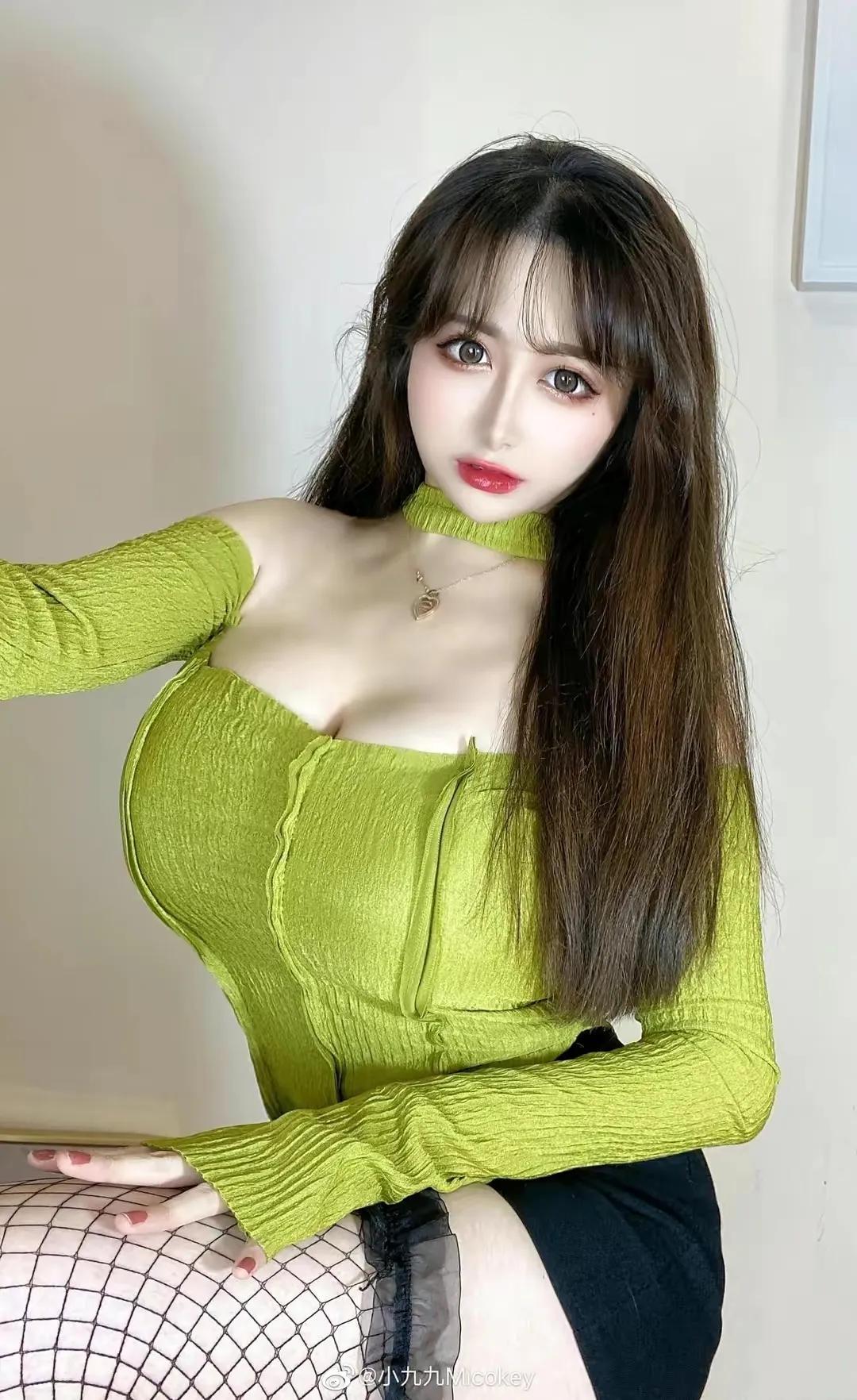 Net red beauty Xiao Jiujiu, Fengshen graceful, Huan Feiyan thin - iNEWS