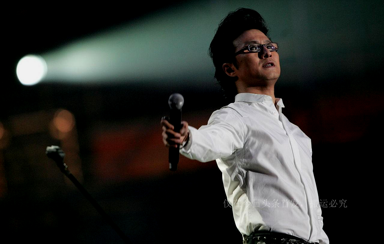 Laughing dead, without a single masterpiece, but being praised as the ...