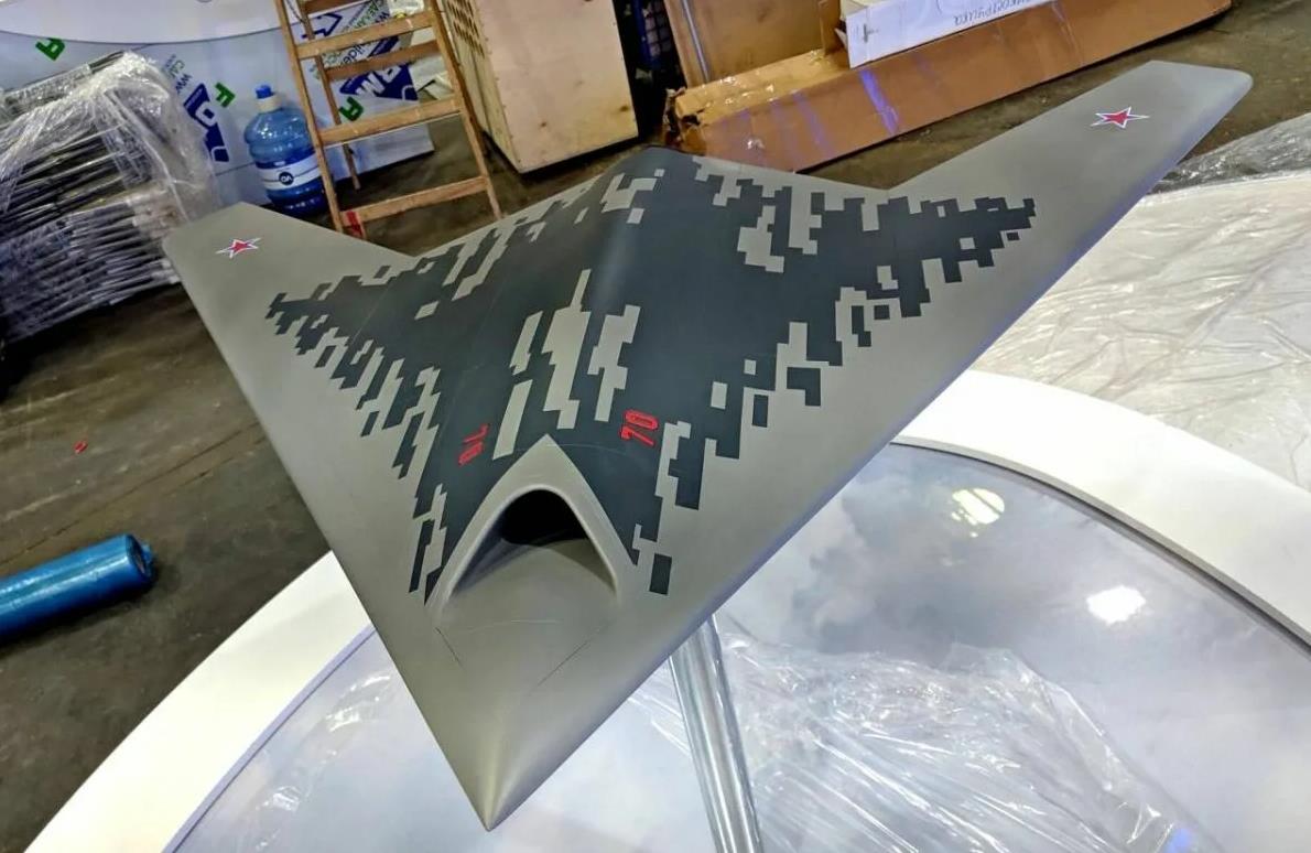 The Russian "Hunter" drone, defined as a loyal wingman, appeared on the ...