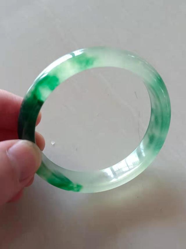 What does the dyed and glued fake jade look like under the purple light ...