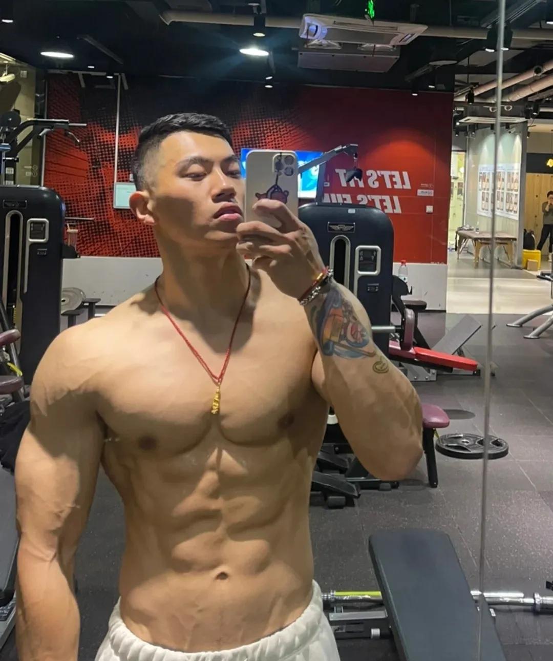 Isn't it too cool for a muscular male coach with a height of 196cm? - iNEWS