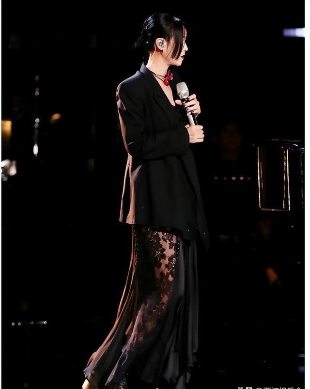 Smile, Na Ying's concert in Macau, fans held up a slogan: Na Ying, you ...