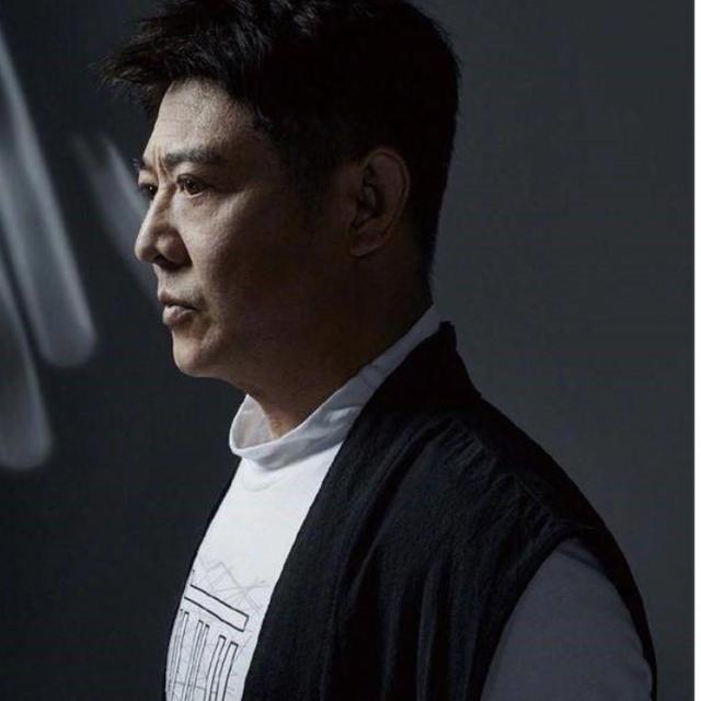 55-year-old Jet Li shared a recent photo, full of black hair and tough ...