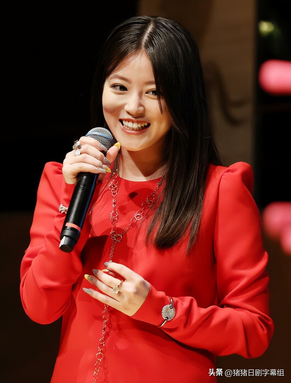 The tight red mini skirt is so pretty! - iNEWS