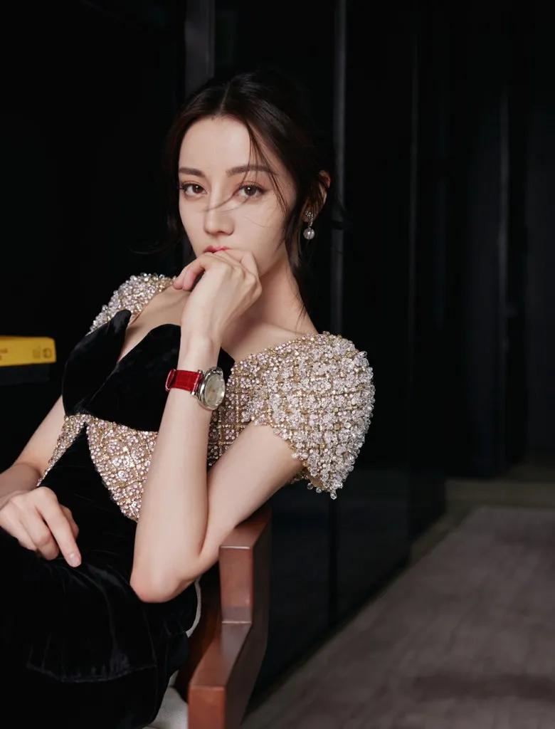 Dilraba Dilireba shines in the beautiful picture show in spring ...