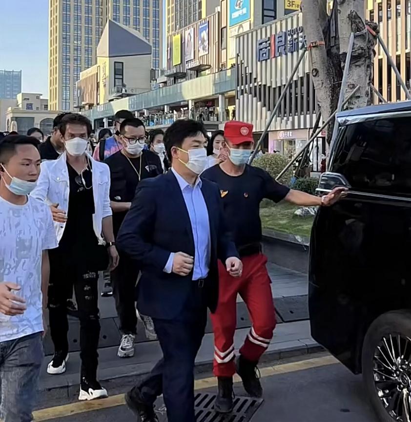 47-year-old Huang Bo was onlookers while filming!Wearing a suit to the ...