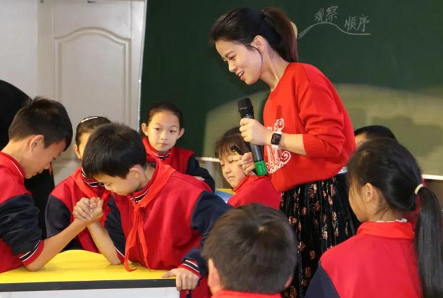 Tears! The teacher passed away suddenly, and more than 2,000 students ...
